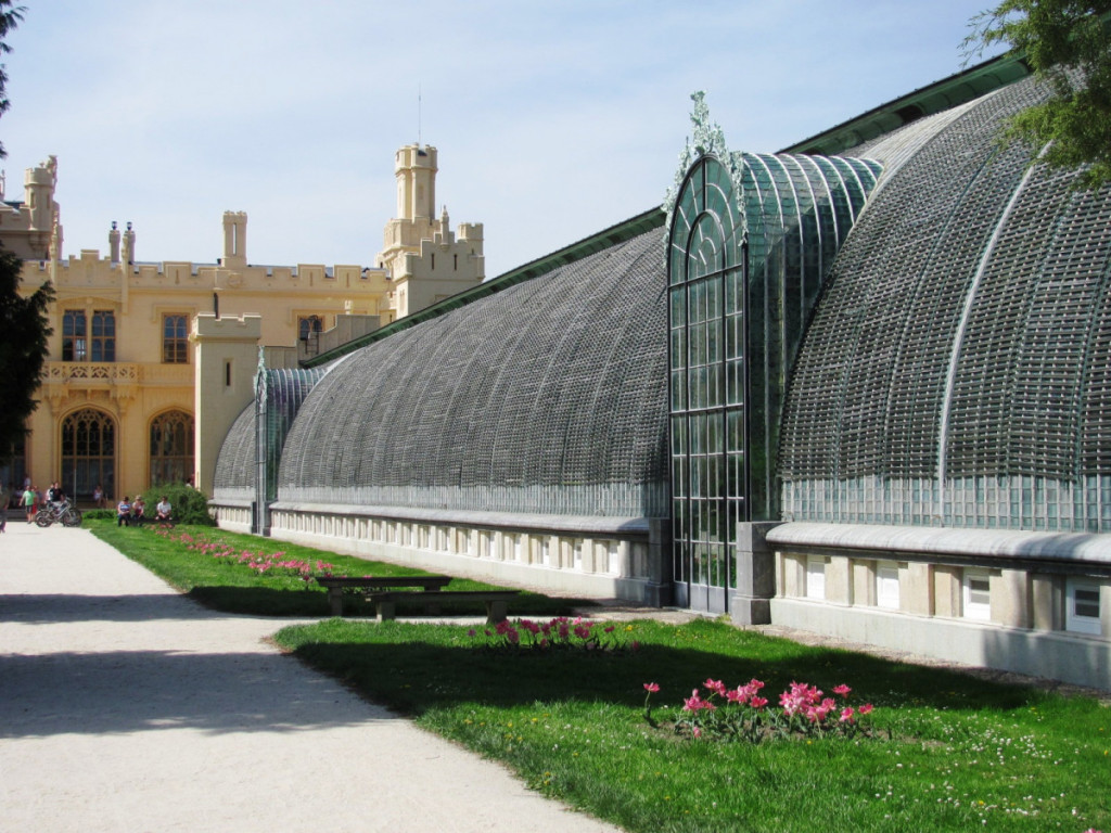 Lednice: zámecký skleník ve stínu zámku | NaCestu.cz